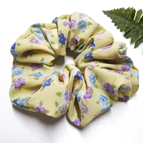 Gaviota | Accessories | 8 For 5 Small Light Yellow Mini Floral ...